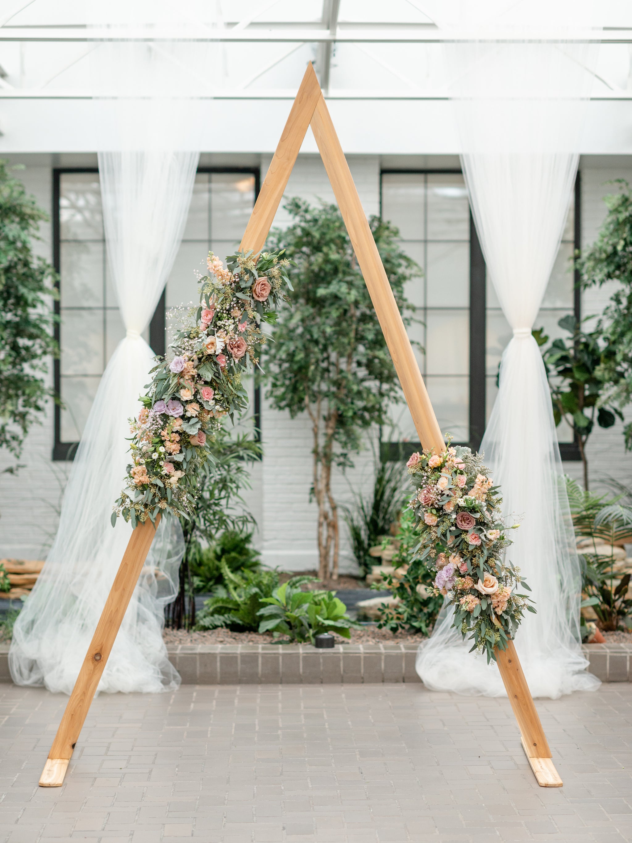 How to decorate a triangle wedding arch | Honestweddingadvice.com